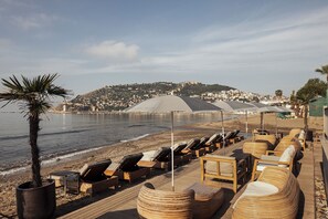 Uma praia privada, toldos de praia (sobretaxa), espreguiçadeiras 