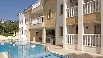 Piscina exterior, da(s) 7:00 à(s) 19:00, guarda-sóis, espreguiçadeiras