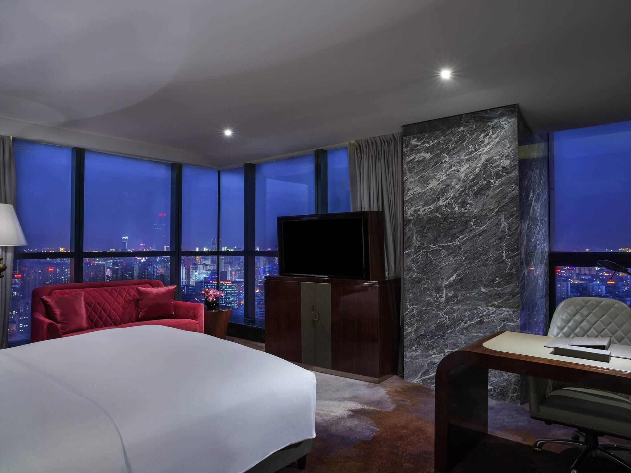 Roupa de alta qualidade, minibar, cofre no quarto 