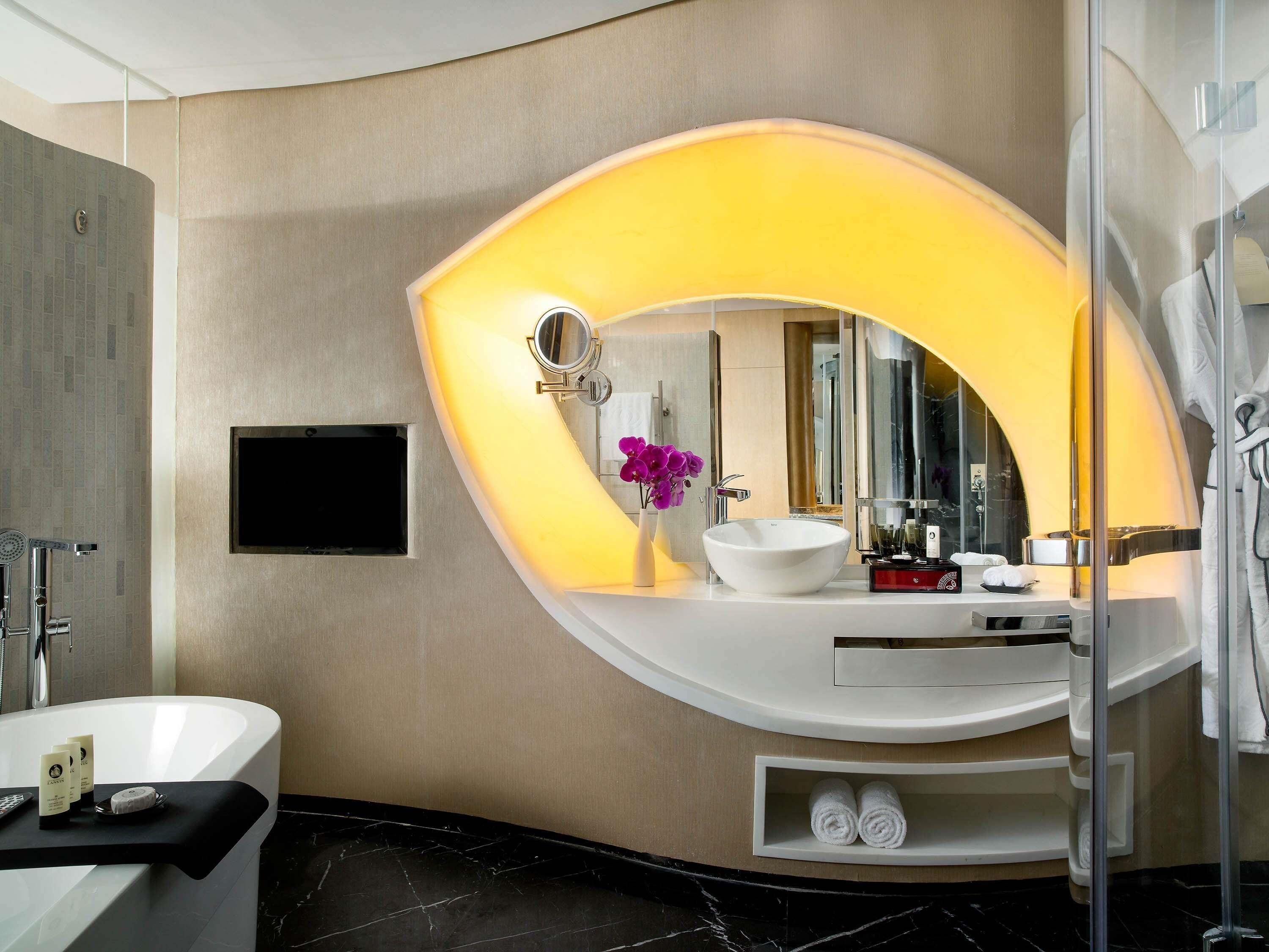 Roupa de alta qualidade, minibar, cofre no quarto 