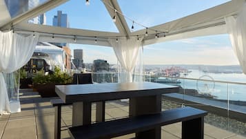 Bar na cobertura, vistas para o mar, aberto todos os dias