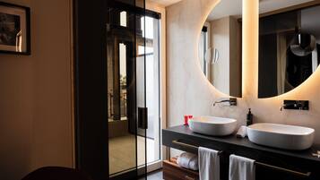 Gran Junior Suite Terrazza | Edredões de penas, cofre no quarto, com mobília individualizada