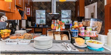 Café da manhã com buffet grátis todos os dias