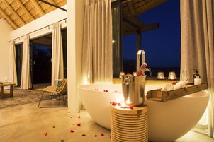 Suite, vista para o rio | Casa de banho | Produtos de higiene exclusivos, um secador de cabelo, roupões, chinelos 