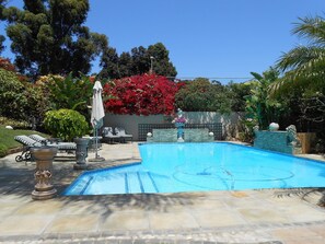 Piscina exterior, espreguiçadeiras 