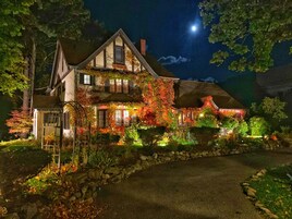 Fachada da propriedade à noite