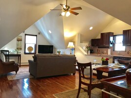 Suíte premier, 1 cama King | Área de estar | TV de tela plana, livros