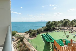 Cortinas/cortinados opacos, Wi-fi grátis, roupa de cama fornecida