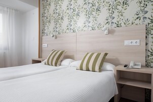 Escrivaninha, cortinas blackout, berços (sobretaxa)