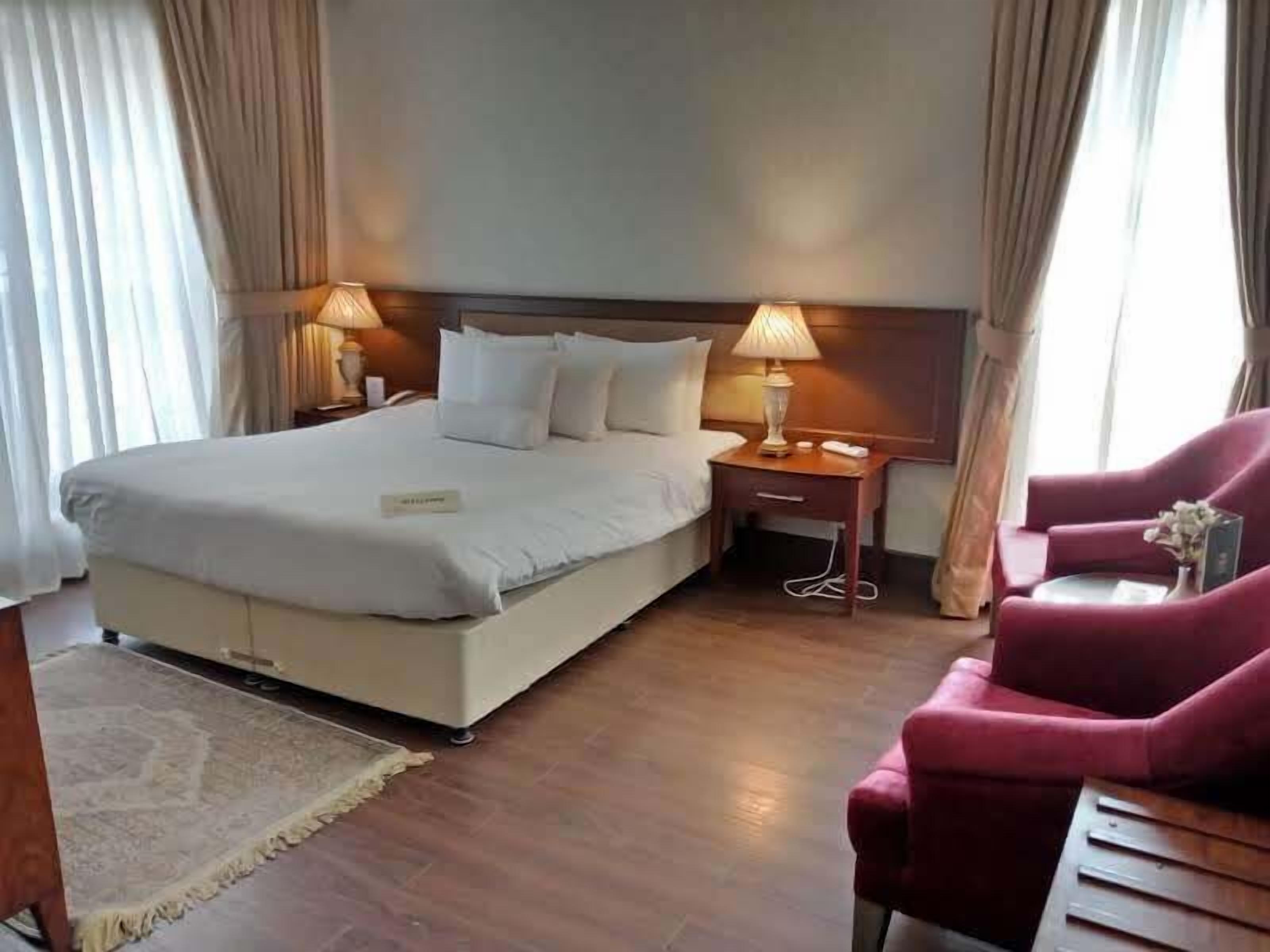 Quarto Club | Roupa de alta qualidade, camas de colchão pillowtop, minibar 