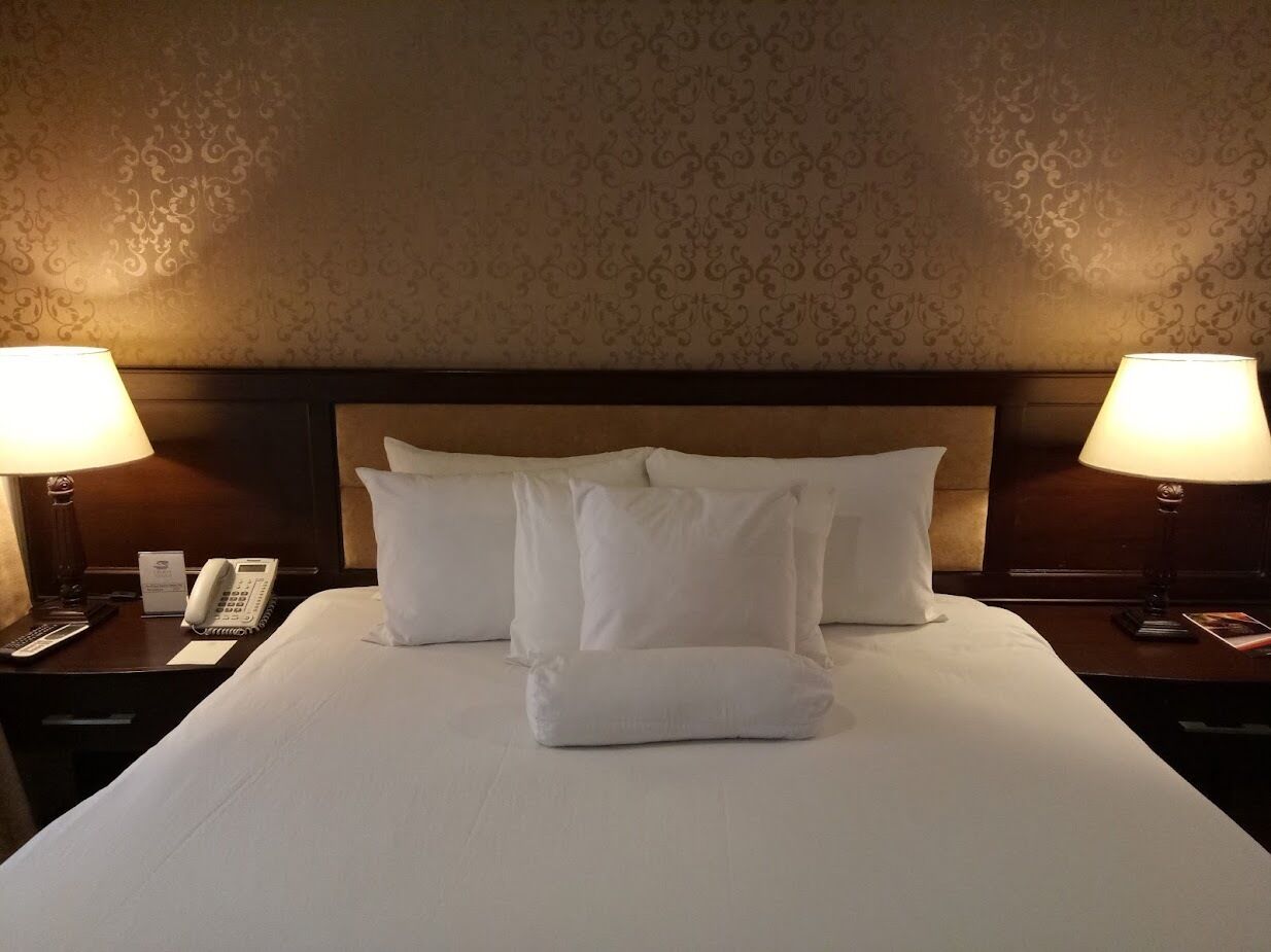 Quarto Deluxe | Casa de banho | Um polibã, um chuveiro fixo, artigos de higiene pessoal grátis 