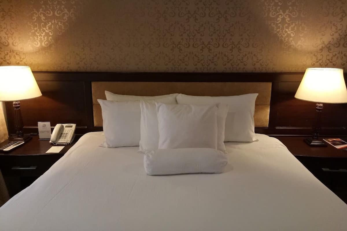 Quarto Deluxe | Casa de banho | Um polibã, um chuveiro fixo, artigos de higiene pessoal grátis