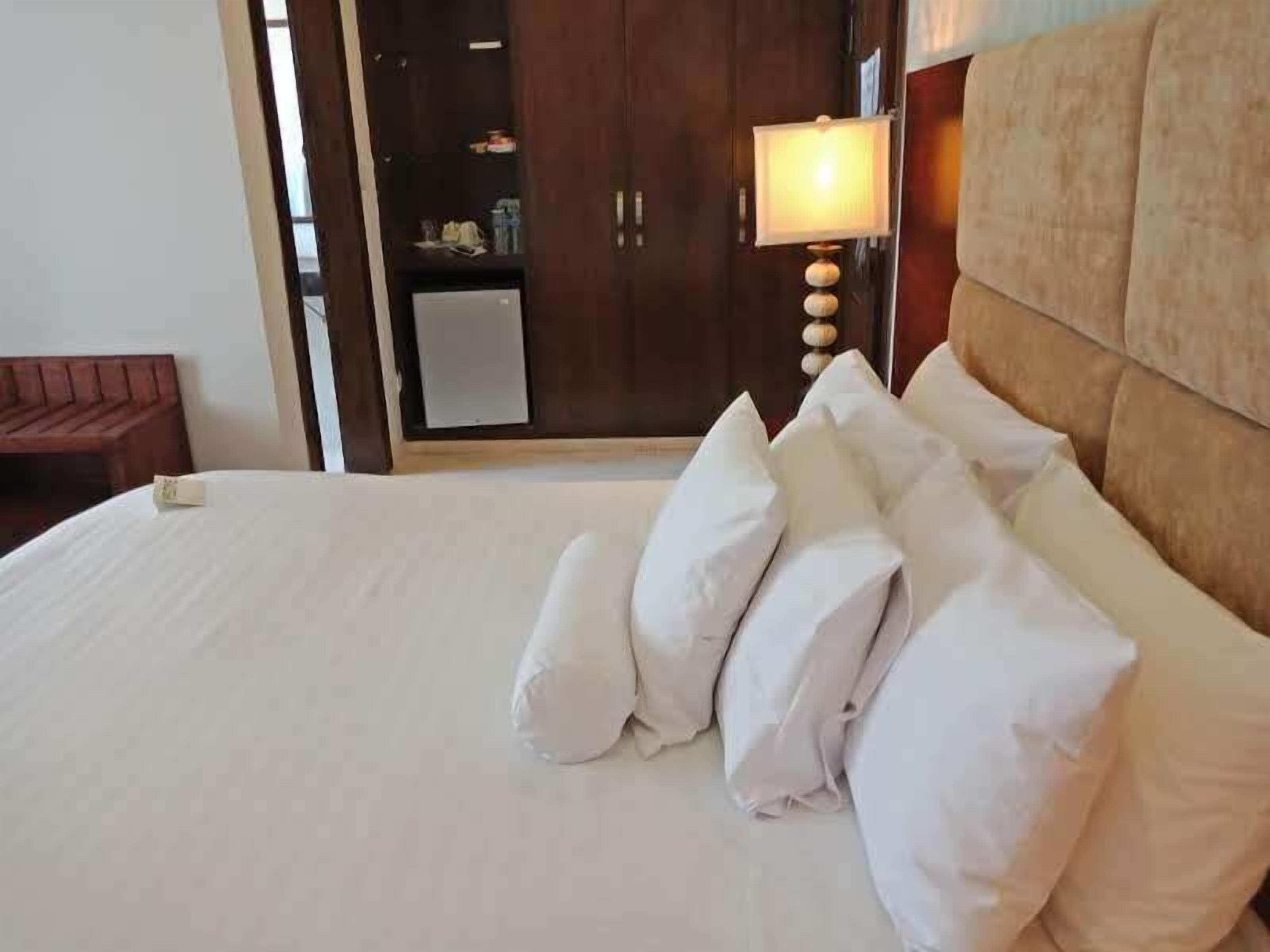 Quarto Executivo | Roupa de alta qualidade, camas de colchão pillowtop, minibar 