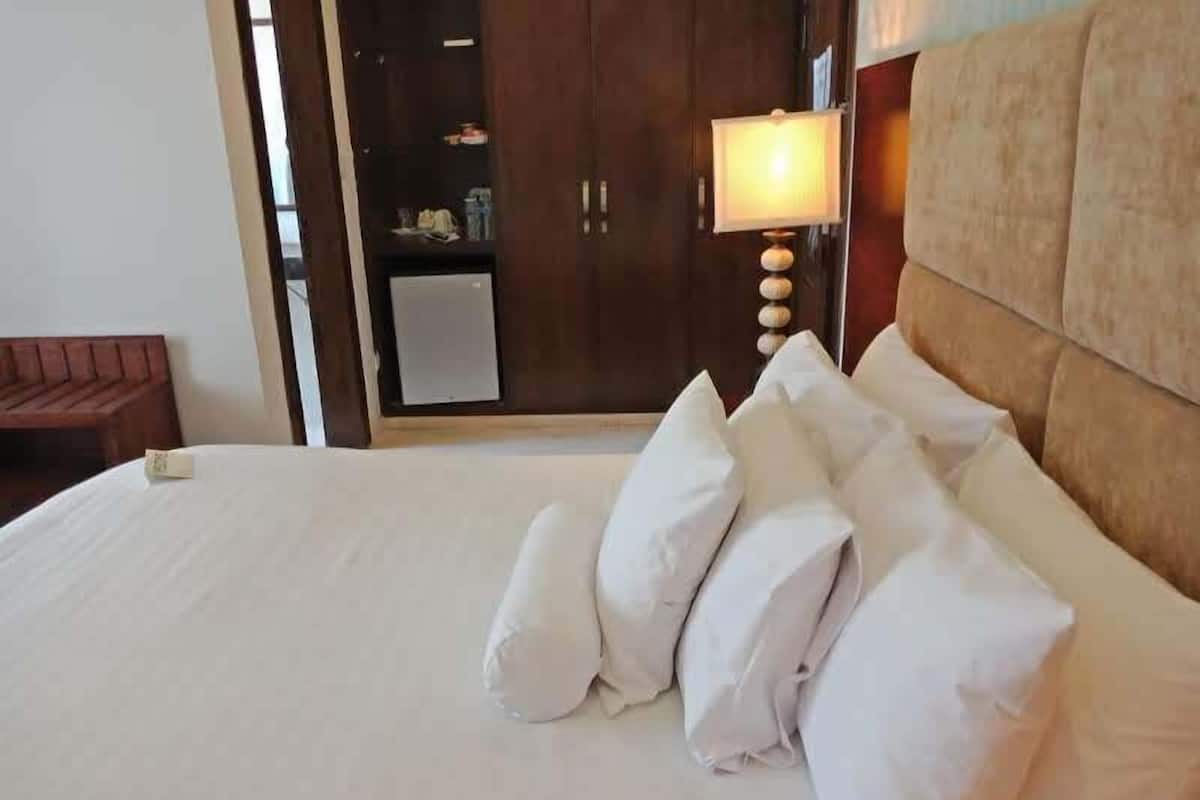 Quarto Executivo | Roupa de alta qualidade, camas de colchão pillowtop, minibar