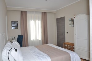 Quarto casal standard | Escrivaninha, camas extras/dobráveis (sobretaxa), Wi-Fi de cortesia