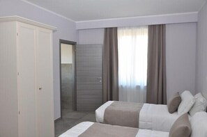 Quarto Duplo | Secretária, camas desdobráveis, Wi-fi grátis, roupa de cama fornecida