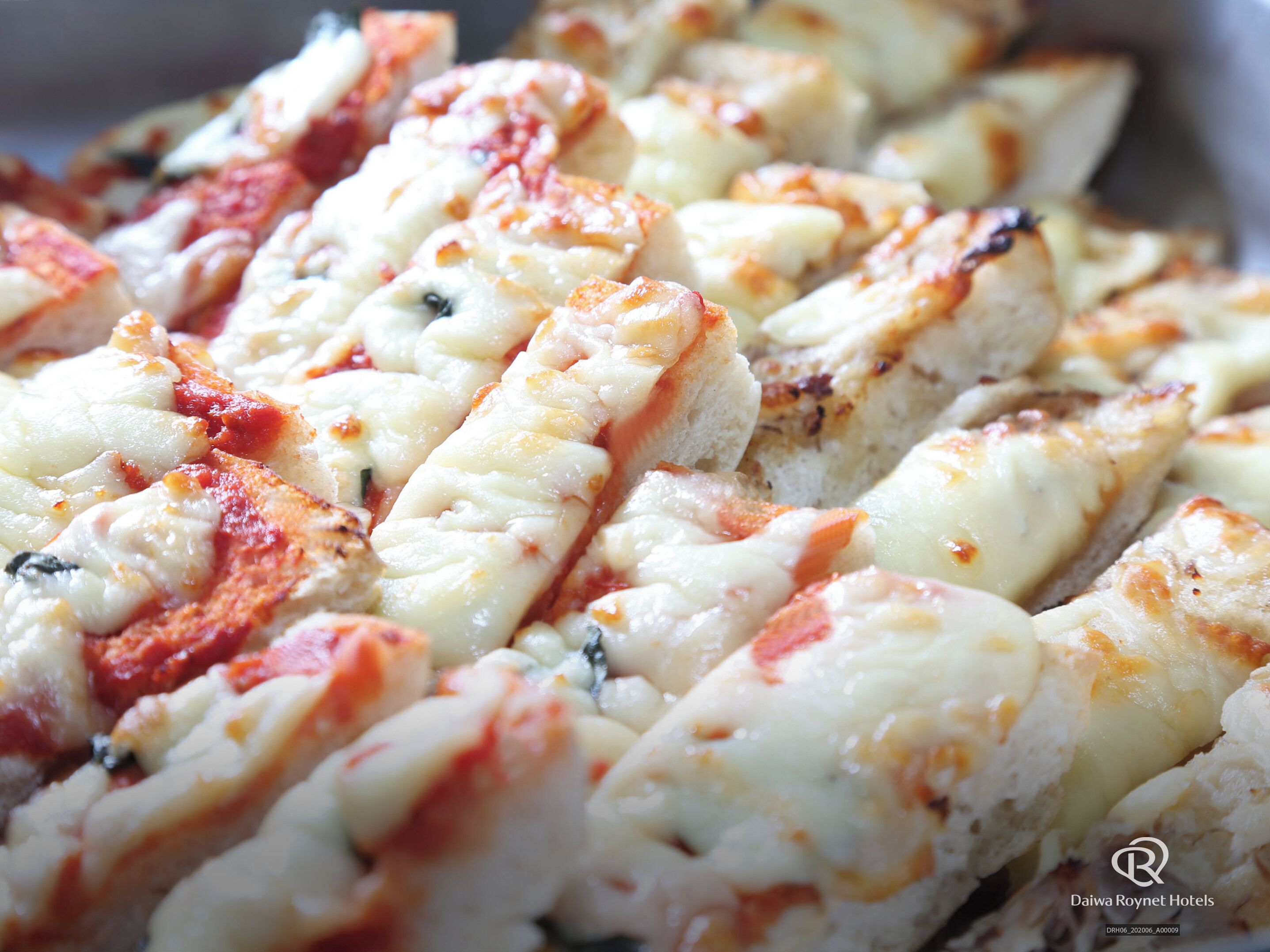 Close-up de uma pizza com queijo e tomate.
