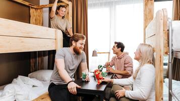 Estúdio Económico | Cofre com capacidade para portátil, secretária