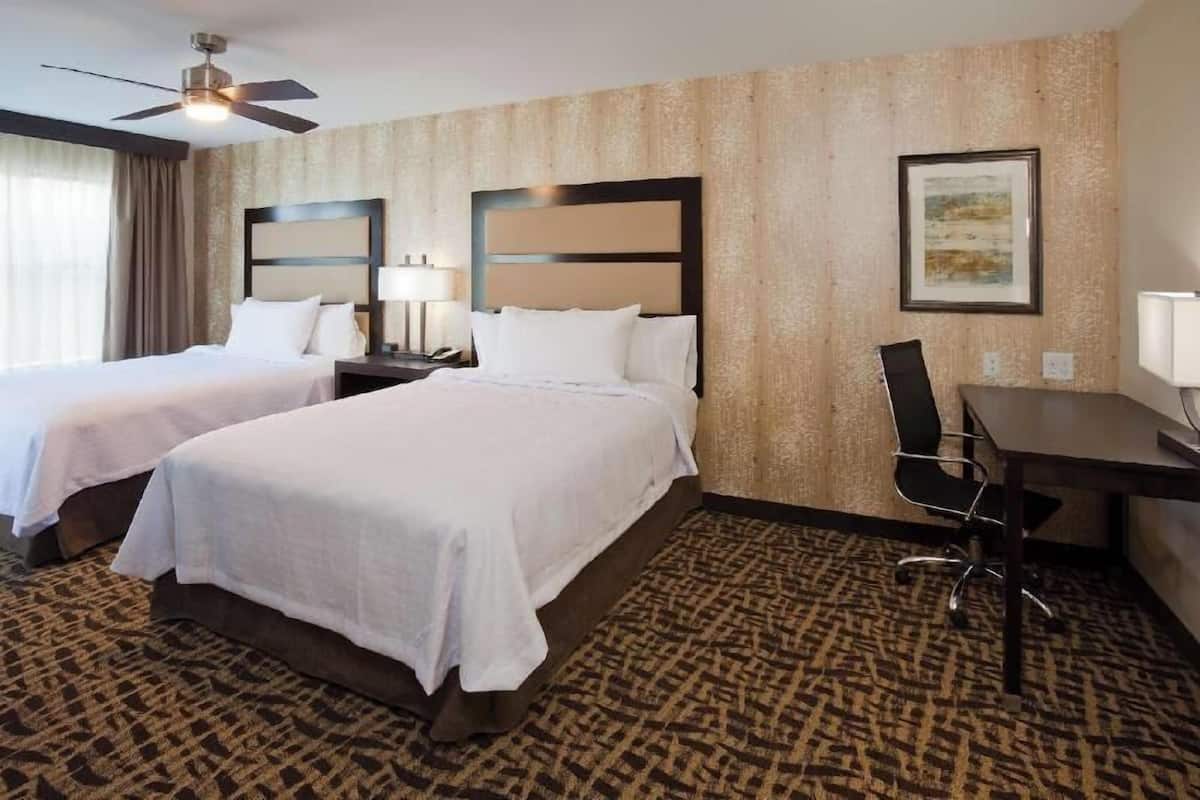 Escrivaninha, espaço de trabalho para notebook, cortinas blackout