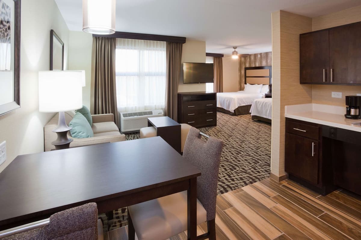 Escrivaninha, espaço de trabalho para notebook, cortinas blackout