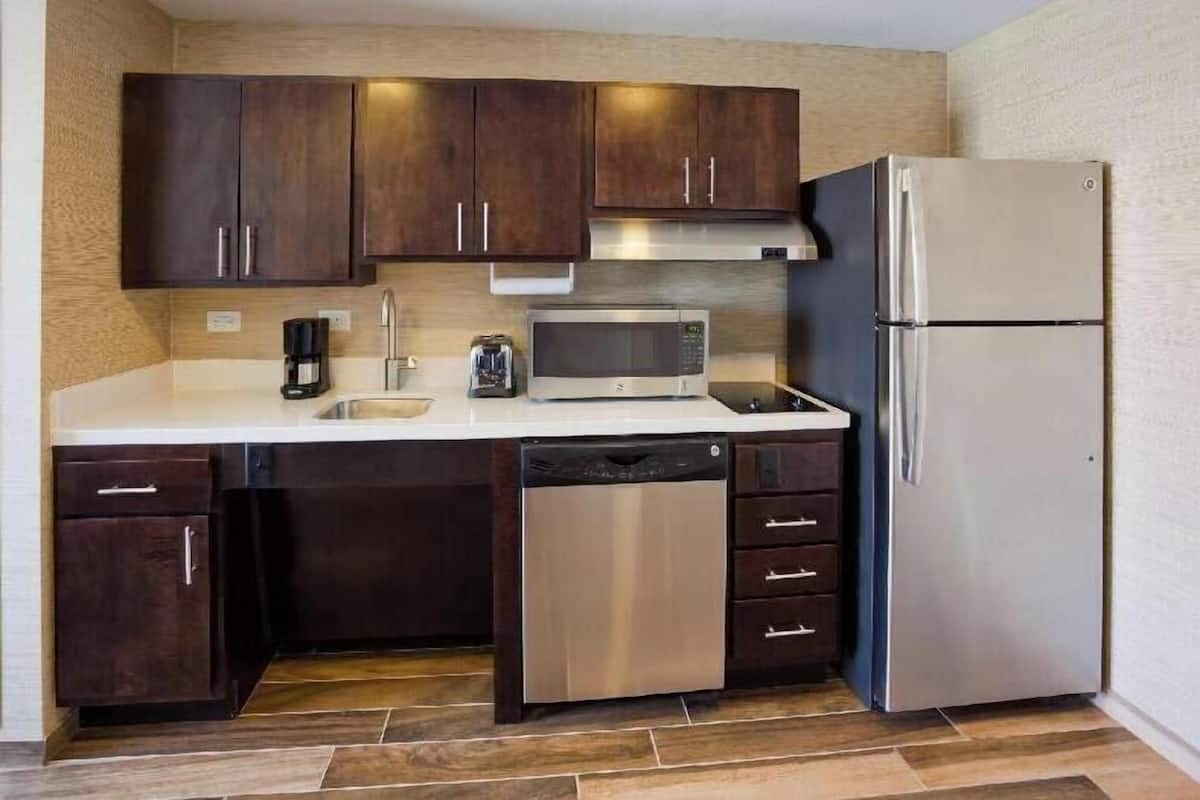 Cozinha privada | Geladeira grande, micro-ondas, cooktop, lava-louças