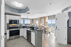 Apartamento em Condomínio Fechado, 3 quartos, vista para o oceano (2009W) | Cozinha privada | Um frigorífico, um micro-ondas, um forno, uma placa de cozinha