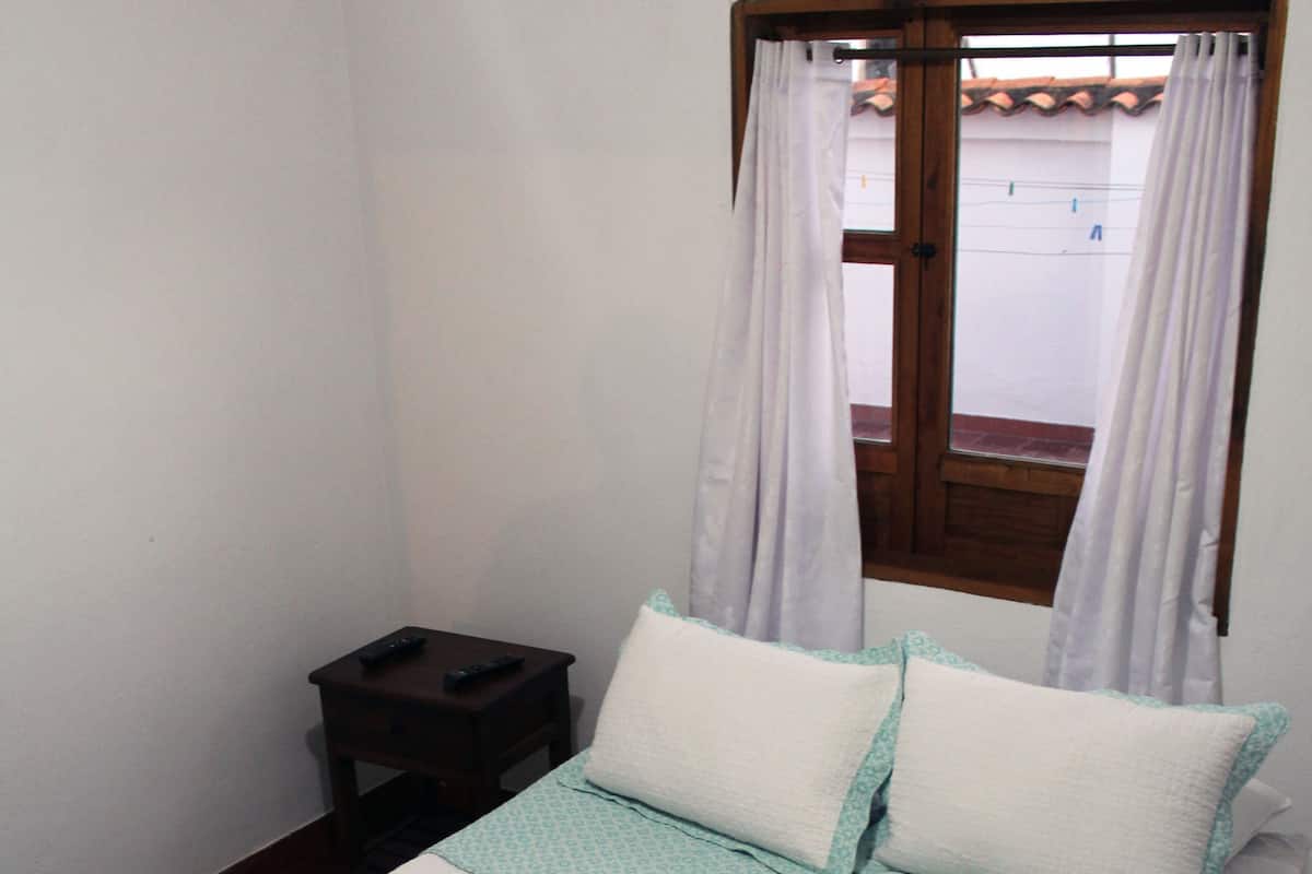 Quarto casal | 8 quartos, camas extras/dobráveis (sobretaxa), Wi-Fi de cortesia