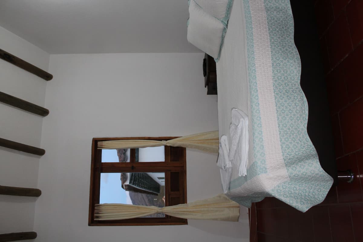 Quarto casal, sacada | 8 quartos, camas extras/dobráveis (sobretaxa), Wi-Fi de cortesia