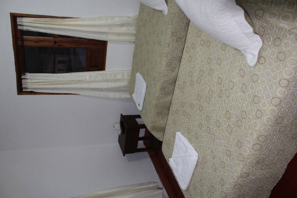 Quarto duplo | 8 quartos, camas extras/dobráveis (sobretaxa), Wi-Fi de cortesia