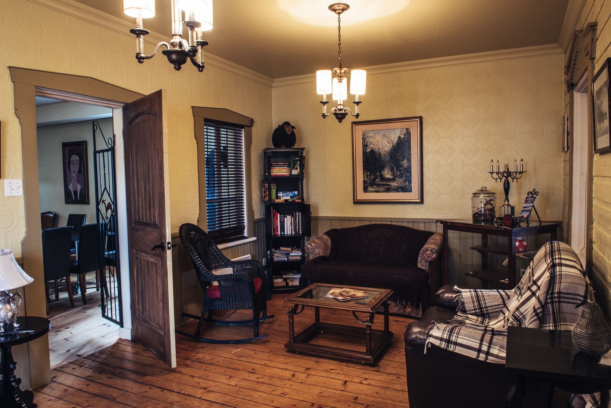 Uma sala de estar acolhedora com lareira, estante de livros e área de estar confortável.