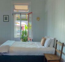 Quarto Familiar, casa de banho partilhada (Large) | Wi-fi grátis, roupa de cama fornecida 