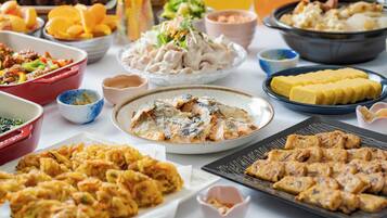 Uma mesa com diversos pratos, incluindo frutos do mar, saladas e sobremesas.