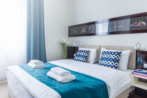 Quarto Deluxe | Minibar, cofre no quarto, secretária, cortinas/cortinados opacos 