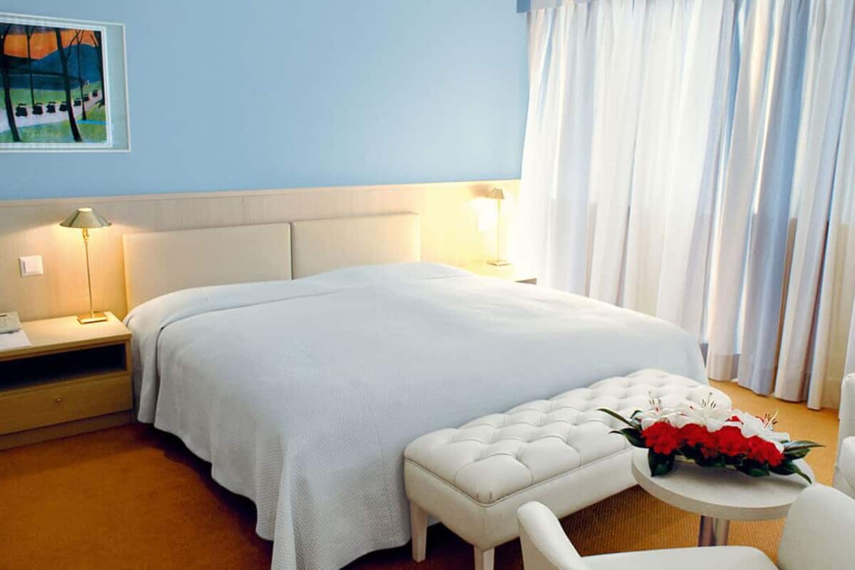 Roupas de cama antialérgicas, frigobar, cofres nos quartos, escrivaninha