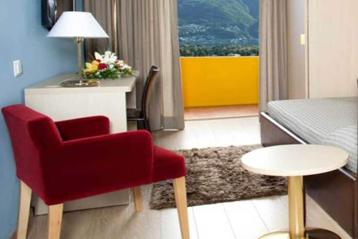 Quarto solteiro, sacada, vista para o lago | Roupas de cama antialérgicas, frigobar, cofres nos quartos, escrivaninha