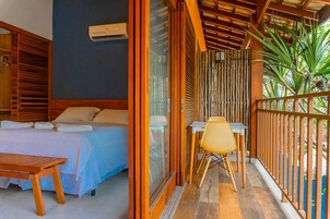 Suíte luxo, sacada | Frigobar, cofres nos quartos, cortinas blackout, quartos à prova de som