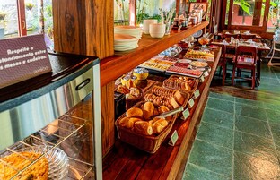 Café da manhã com buffet grátis todos os dias