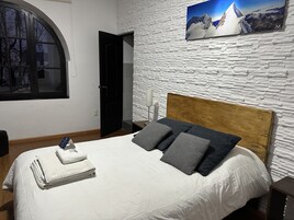 Quarto casal com design assinado, 1 cama de casal, para não fumantes | Cortinas blackout, Wi-Fi de cortesia, roupa de cama