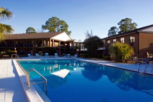 Piscina exterior, espreguiçadeiras 