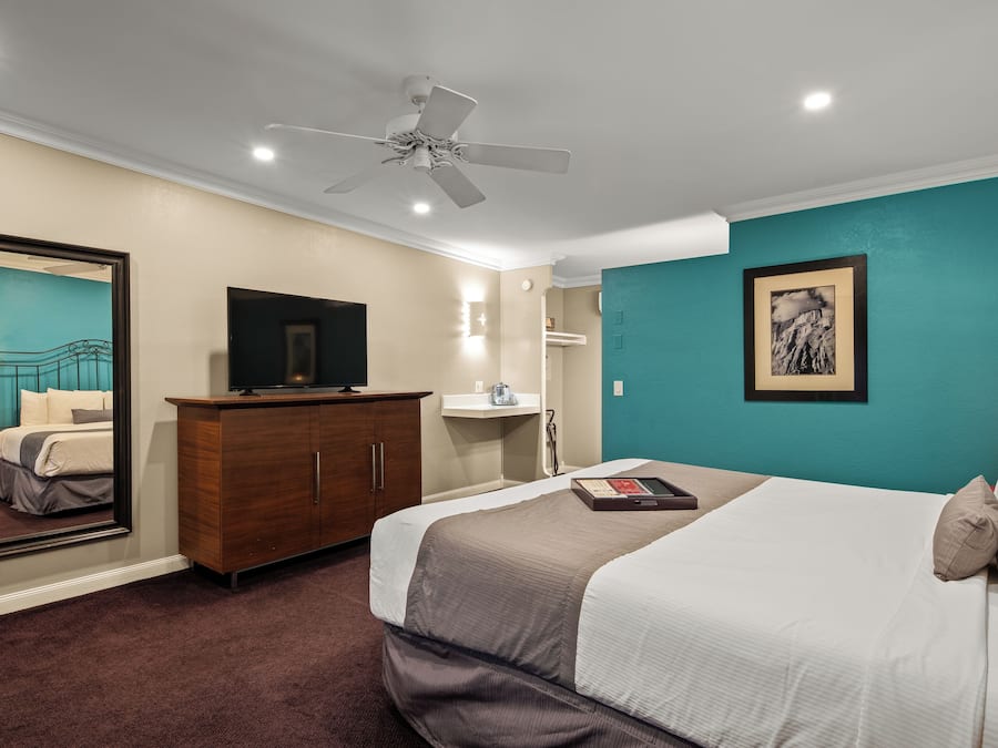 Quarto standard, 1 cama King, vista para a montanha | Cofres nos quartos, escrivaninha, ferros/tábuas de passar roupa