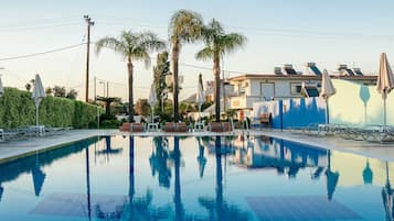 Piscina exterior, uma piscina transbordante, espreguiçadeiras