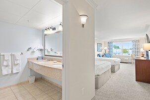 Quarto casal tradicional, 2 camas Queen | Roupas de cama premium, cofres nos quartos, individualmente decorados