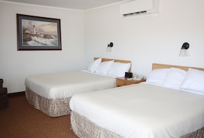 Quarto, 2 camas queen-size | Secretária, secretária adequada para computadores portáteis