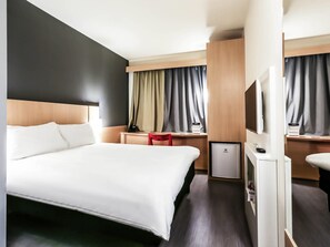 Minibar, cofre no quarto, secretária, quartos insonorizados