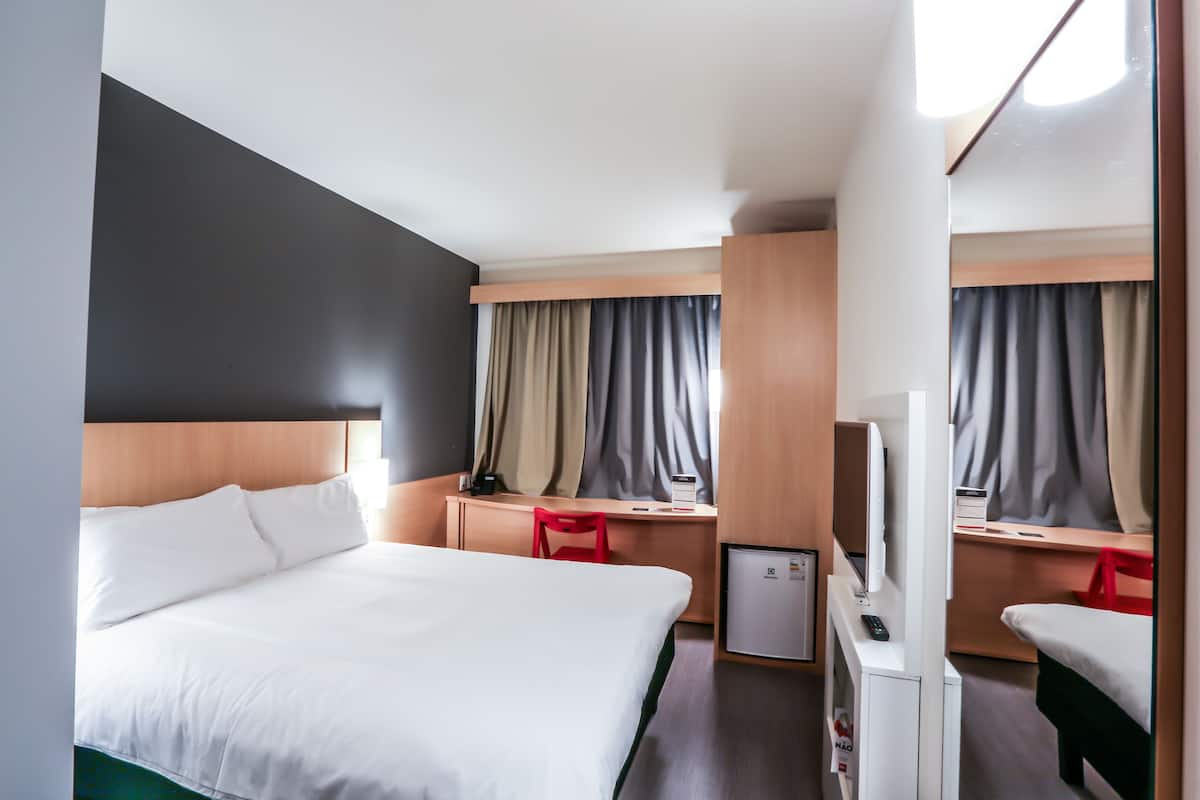 Apartamento Standard, várias camas | Minibar, cofre no quarto, secretária, quartos insonorizados