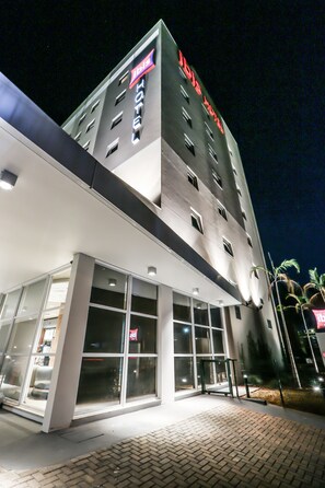 Fachada do alojamento (tarde/noite)