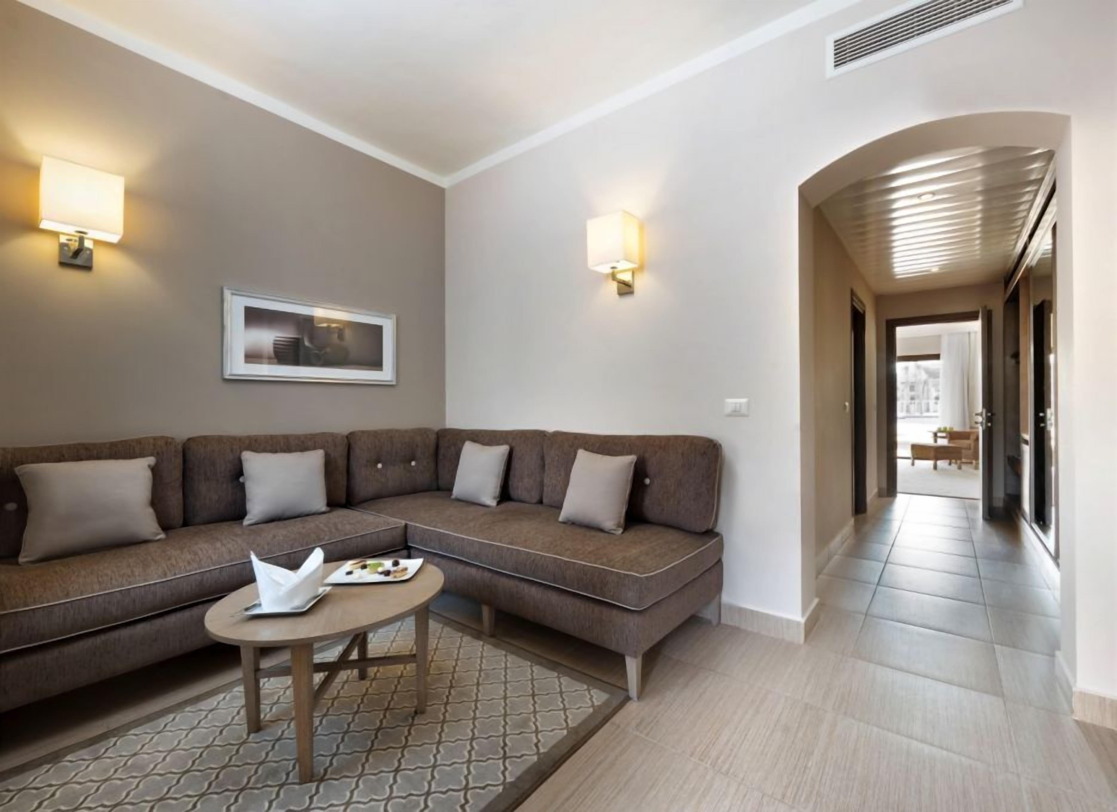 Minibar, cofre no quarto, secretária, cortinas/cortinados opacos 