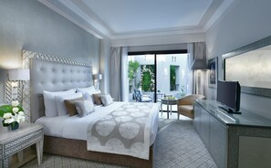 Minibar, cofre no quarto, secretária, cortinas/cortinados opacos 