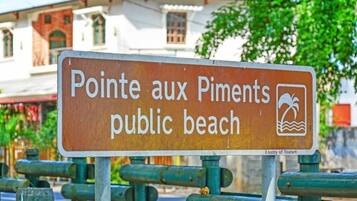 Placa para a praia pública de Pointe aux Piments.