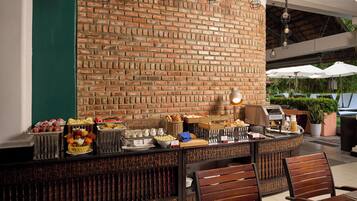 Café da manhã com buffet grátis todos os dias